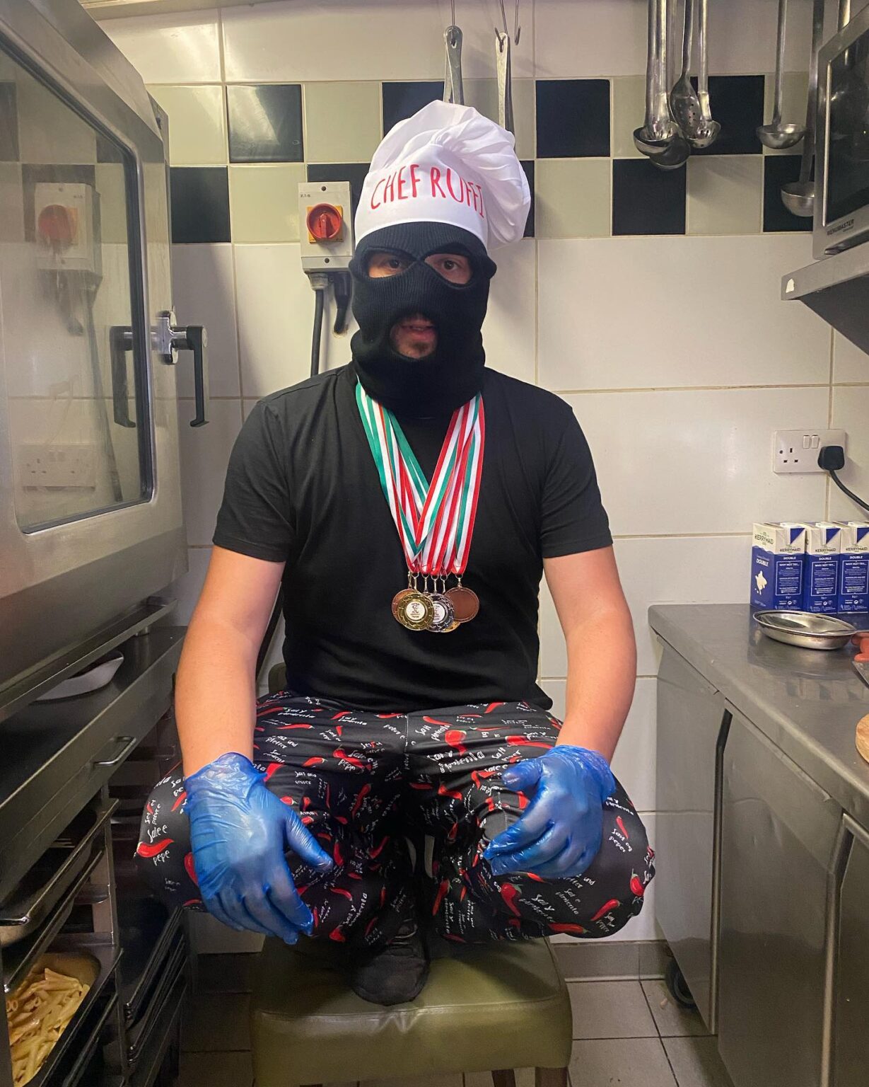 Chi è Chef Ruffi: il peggior cuoco italiano è una star in incognito ...