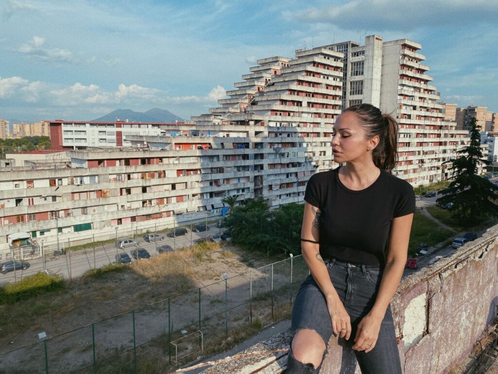 Chi è Deborah De Luca, la dj di Scampia che invita i fan alla ...