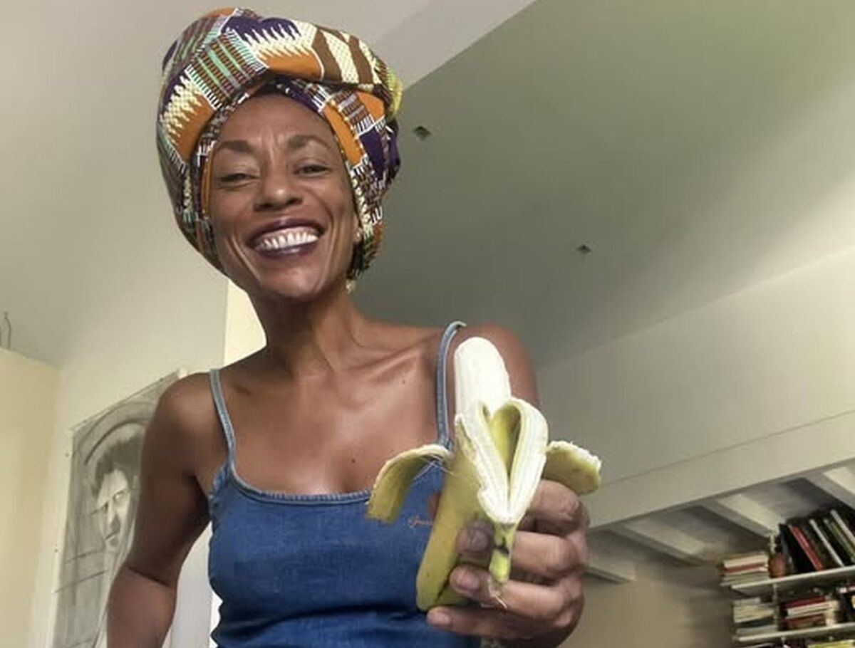 Antonella Bundu risponde a un insulto razzista mostrando una banana ...