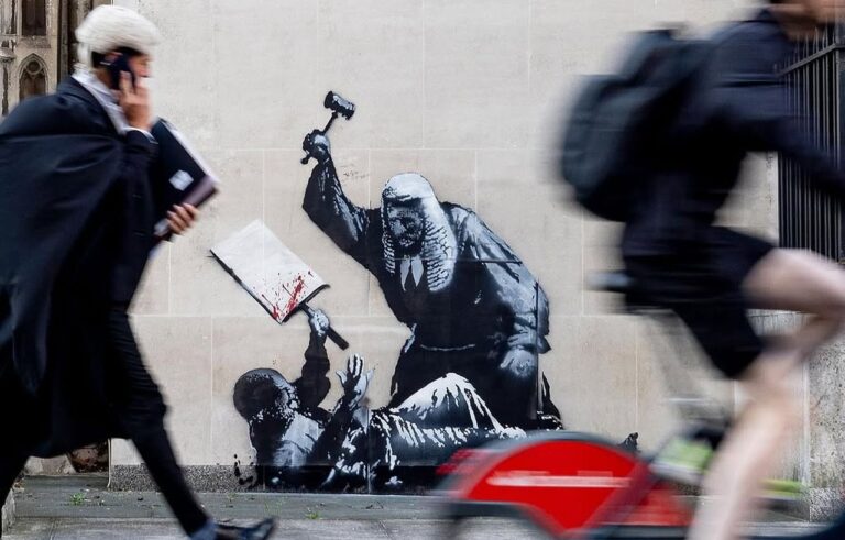 Il ritorno di Banksy che mette sotto accusa la giustizia | CultWeb.it